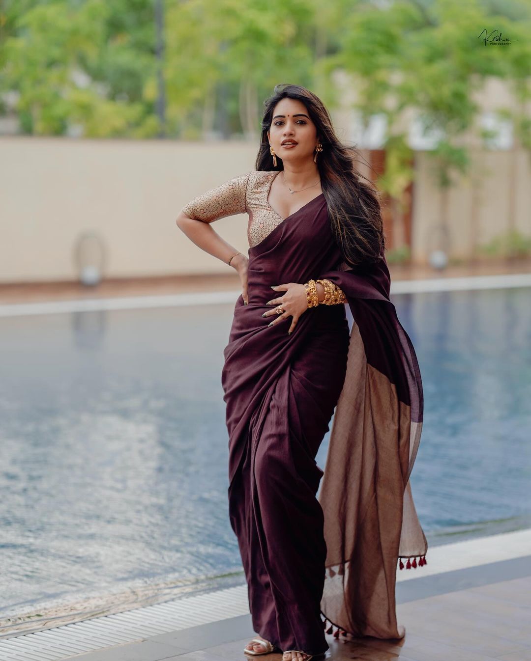 చూపులతోనే కుర్రాళ్ల గుండెల్లో చిచ్చుపెట్టేస్తున్న స్రవంతి చొక్కారపు ...