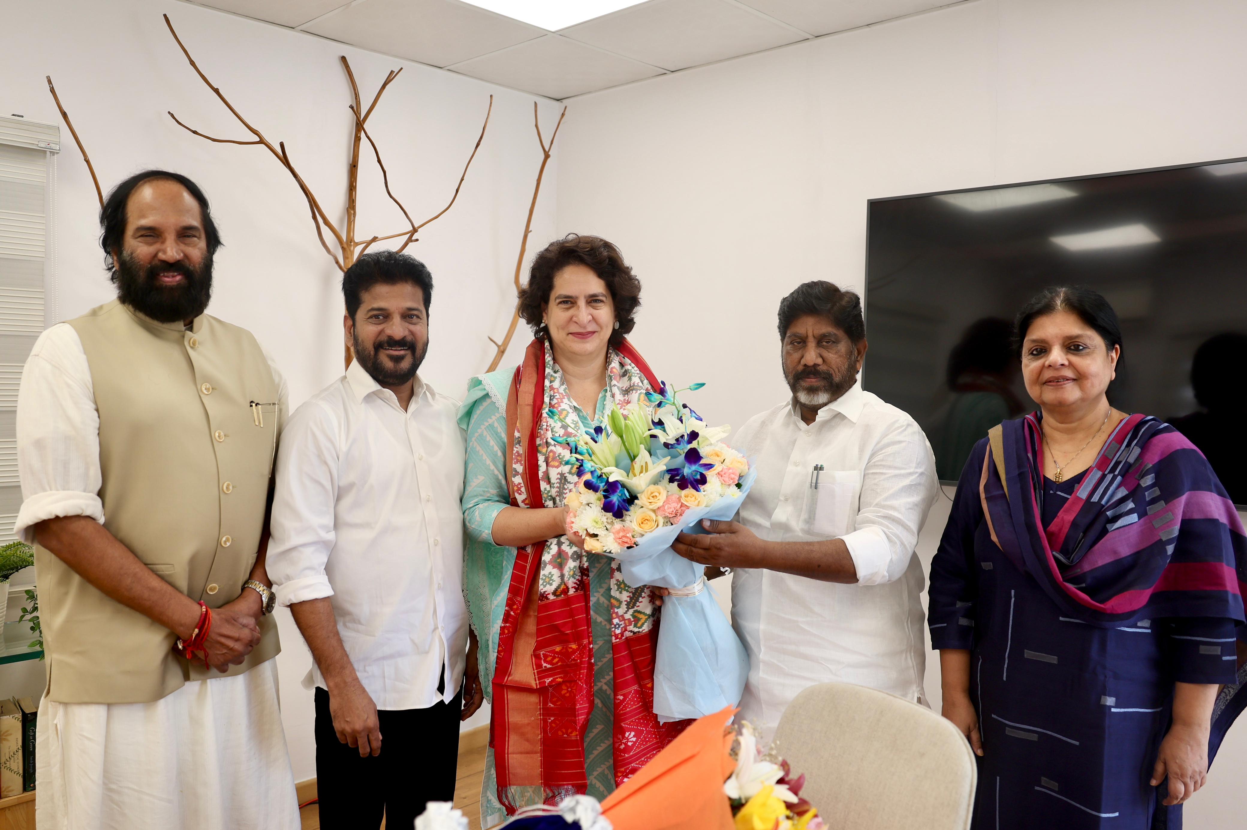 ప్రియాంక గాంధీతో తెలంగాణ సీఎం రేవంత్ రెడ్డి భేటీ.. | Telangana CM ...