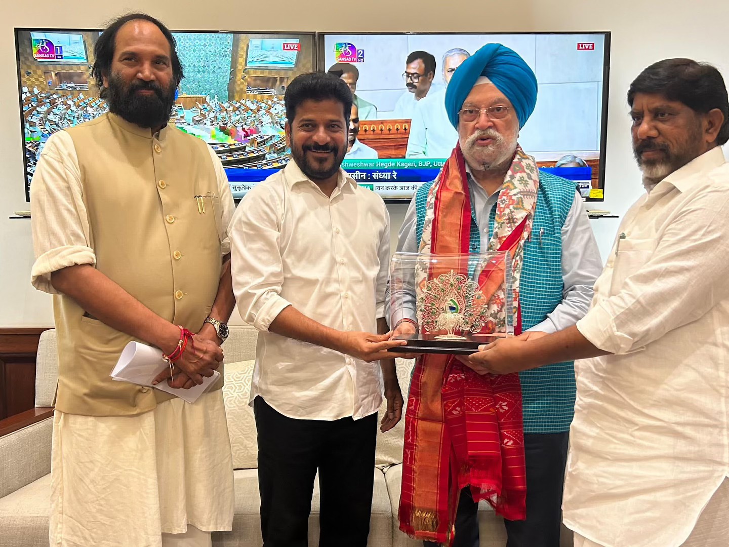 ప్రియాంక గాంధీతో తెలంగాణ సీఎం రేవంత్ రెడ్డి భేటీ.. | Telangana CM ...