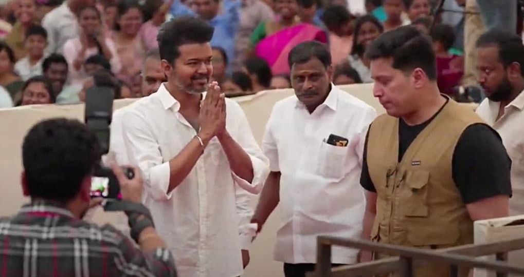 த.வெ.க-வின் 'கல்வி விருது வழங்கும் விழா 2.0'.. மாணவர்களுடன் விஜய் ...