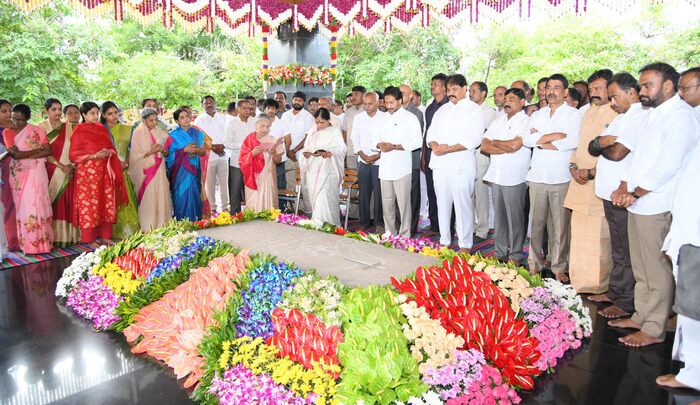 పులివెందులలో వైఎస్ఆర్ జయంతి.. భావోద్వేగానికి గురైన విజయమ్మ, జగన్ మోహన్ ...