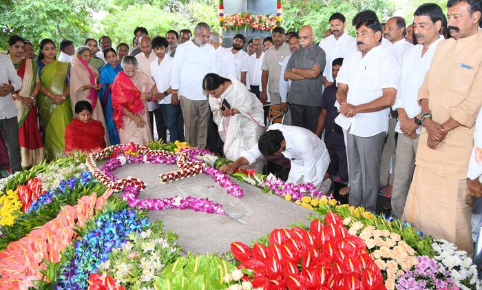 పులివెందులలో వైఎస్ఆర్ జయంతి.. భావోద్వేగానికి గురైన విజయమ్మ, జగన్ మోహన్ ...
