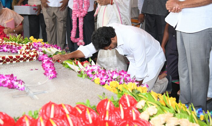 పులివెందులలో వైఎస్ఆర్ జయంతి.. భావోద్వేగానికి గురైన విజయమ్మ, జగన్ మోహన్ ...
