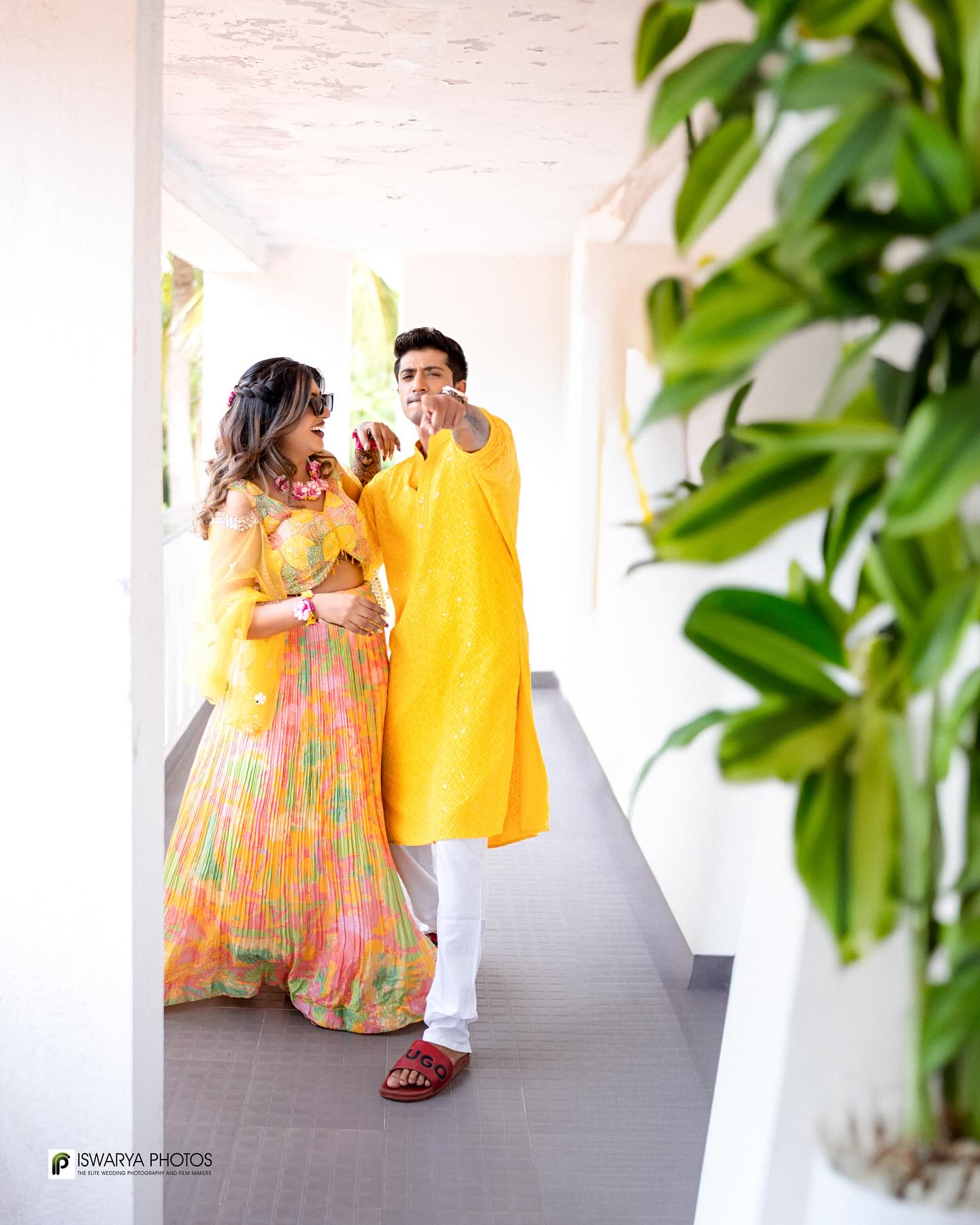 கல்யாணத்துக்கு முன்னாடியே இப்படியா? ஹல்தி கொண்டாட்டத்தில் மணமகளுக்கு முத்த மழை பொழிந்த மணமகன் ...