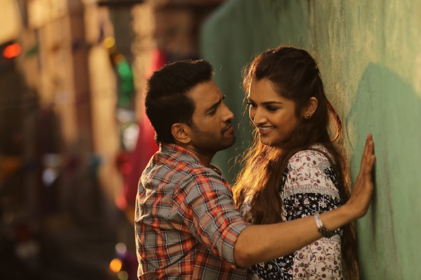 நடிகர் சந்தானத்தின் மனைவியை பாத்துருக்கீங்களா? இணையத்தில் வெளியான ...