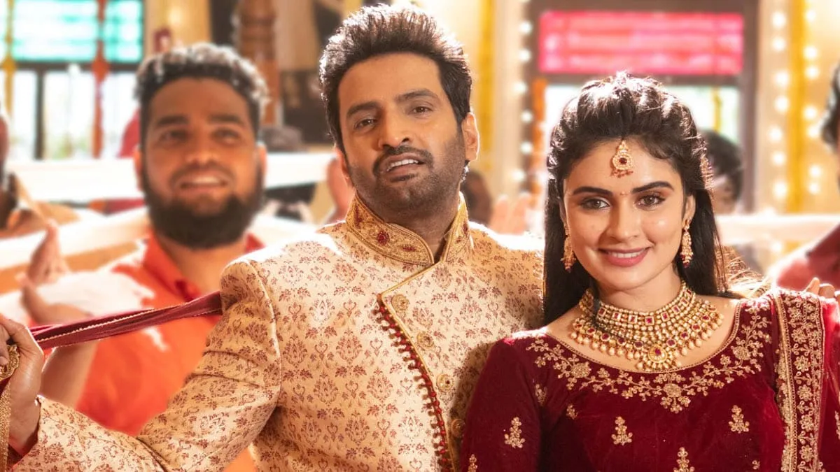 நடிகர் சந்தானத்தின் மனைவியை பாத்துருக்கீங்களா? இணையத்தில் வெளியான திருமண போட்டோஸ்! | Actor ...