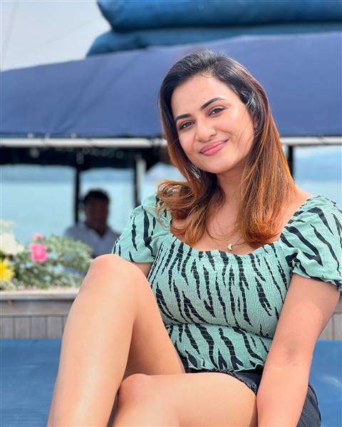 கருப்பு நிற புடவையில் வேற லெவல் போட்டோஷூட்.. ரசிகர்களை ஈர்க்கும் நச் ஸ்டில்ஸ்! | Actress Janani ...