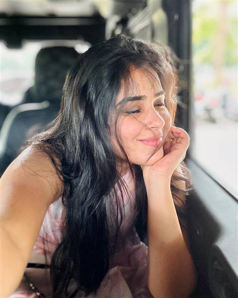 மாடர்ன் உடையில் கலக்கல் போஸ்.. சீரியல் நடிகையின் லேட்டஸ்ட் க்ளிக்ஸ் ...