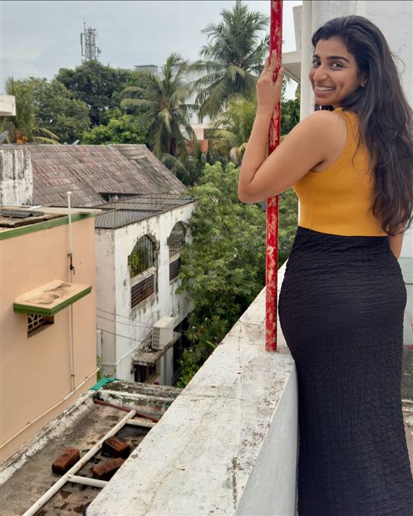 மொட்டைமாடி போட்டோஷூட்டில்.. ரம்யா பாண்டியனையே ஓரம்கட்டிய 'போர் தொழில் ...