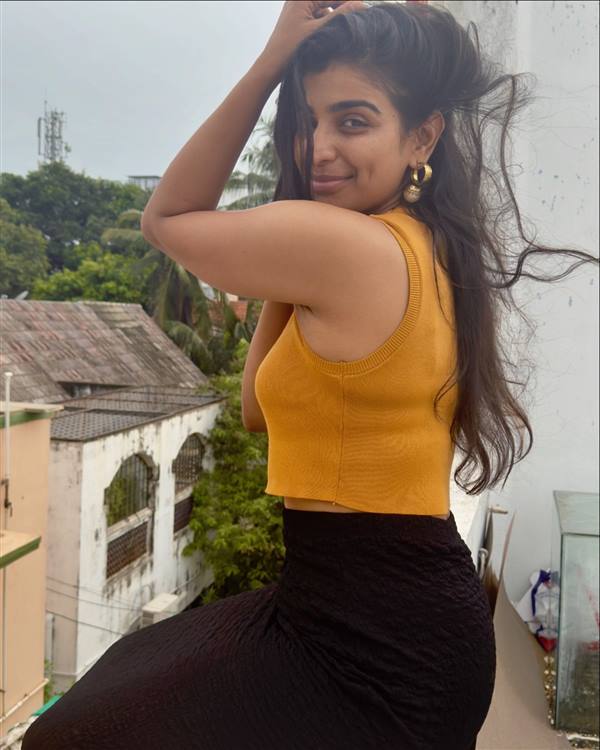 மொட்டைமாடி போட்டோஷூட்டில்.. ரம்யா பாண்டியனையே ஓரம்கட்டிய 'போர் தொழில் ...