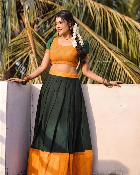 பாவாடை சட்டையில் செம போஸ்.. சீரியல் நடிகையின் வேற லெவல் போட்டோஸ் ...