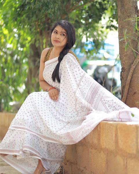 கருப்பு நிற ட்ரான்ஸ்பரண்ட் புடவையில் கலக்கல் போஸ்.. பிக்பாஸ் பிரபலத்தின் லேட்டஸ்ட் க்ளிக்ஸ் ...