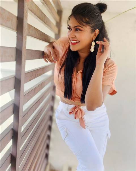 கருப்பு நிற ட்ரான்ஸ்பரண்ட் புடவையில் கலக்கல் போஸ்.. பிக்பாஸ் ...