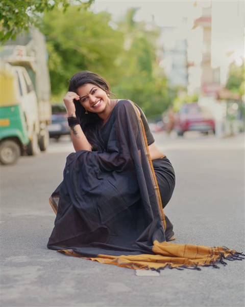 கருப்பு நிற ட்ரான்ஸ்பரண்ட் புடவையில் கலக்கல் போஸ்.. பிக்பாஸ் ...
