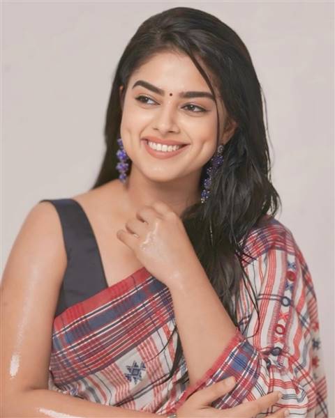 கிராமத்து குயிலாக மாறிய சிம்பு பட நடிகை.. இணையத்தை கலக்கும் போட்டோஸ்! | Actress Siddhi Idnani ...