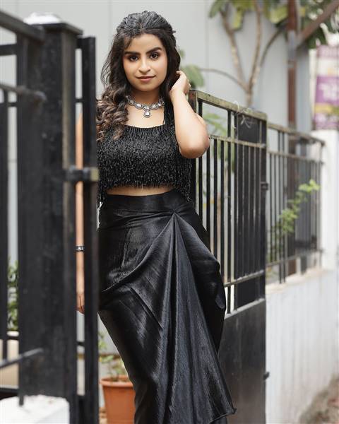 பிளாக் அவுட்பிட்டில் ஸ்டன்னிங் போஸ்.. நடிகை சிவாங்கியின் லேட்டஸ்ட் ...