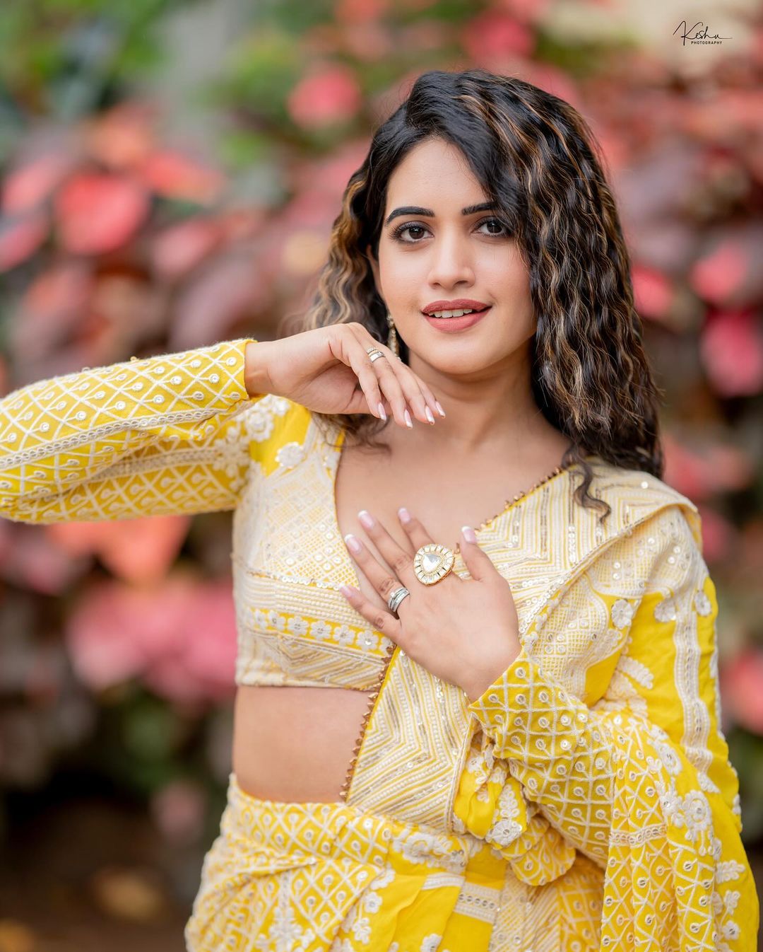 స్రవంతి చొక్కారపు సోకుల విందు.. హాట్ ట్రీట్‌‌తో కుర్రాళ్లకు ...