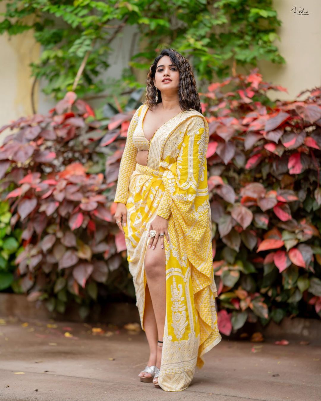 స్రవంతి చొక్కారపు సోకుల విందు.. హాట్ ట్రీట్‌‌తో కుర్రాళ్లకు ...