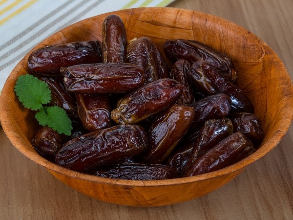 ఉదయాన్నే నానబెట్టిన ఖర్జూరం తింటున్నారా? ఒక్కసారి ఈ విషయాలు తెలుసుకోండి ...