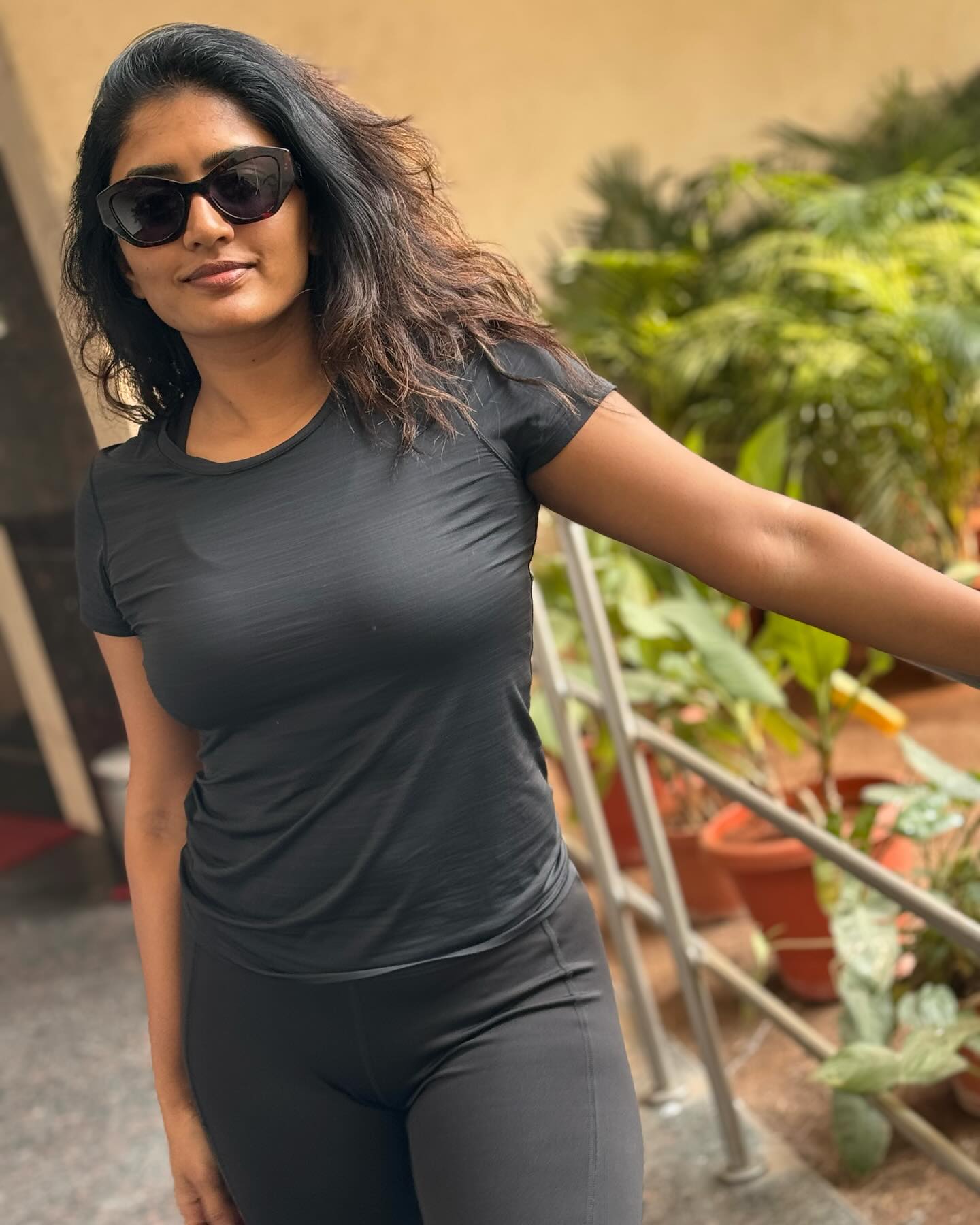 கிளாமரில் கலக்கும் ஈஷா ரெப்பா.. ஸ்டன்னிங் கிளிக்ஸ் இதோ! | Eesha Rebba Looks Hot In Her Modern ...