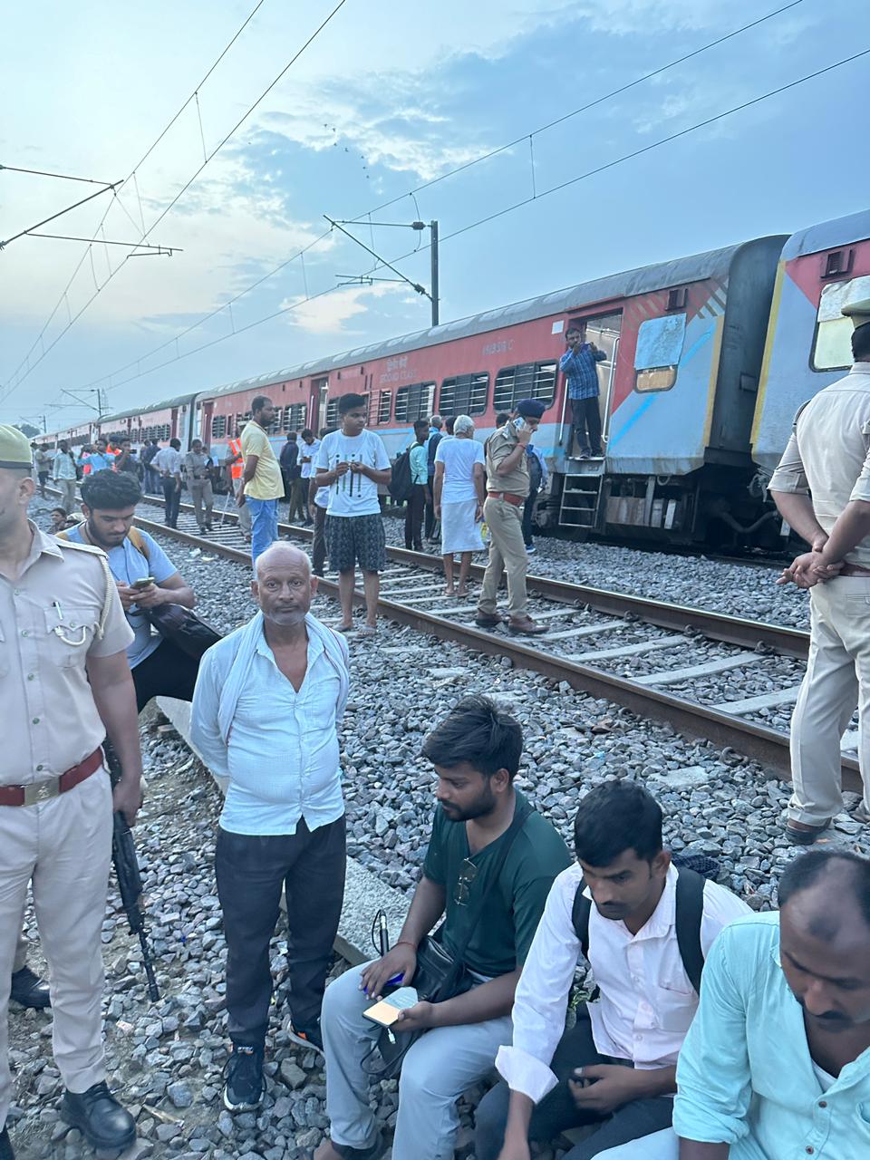 Kanpur Train Accident: कानपुर में साबरमती एक्सप्रेस के 22 डिब्बे पटरी ...