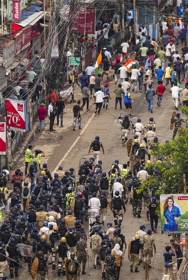 கொல்கத்தாவில் பயங்கர போராட்டம்.. தடியடி நடத்திய போலீசார்.. பரபர ...
