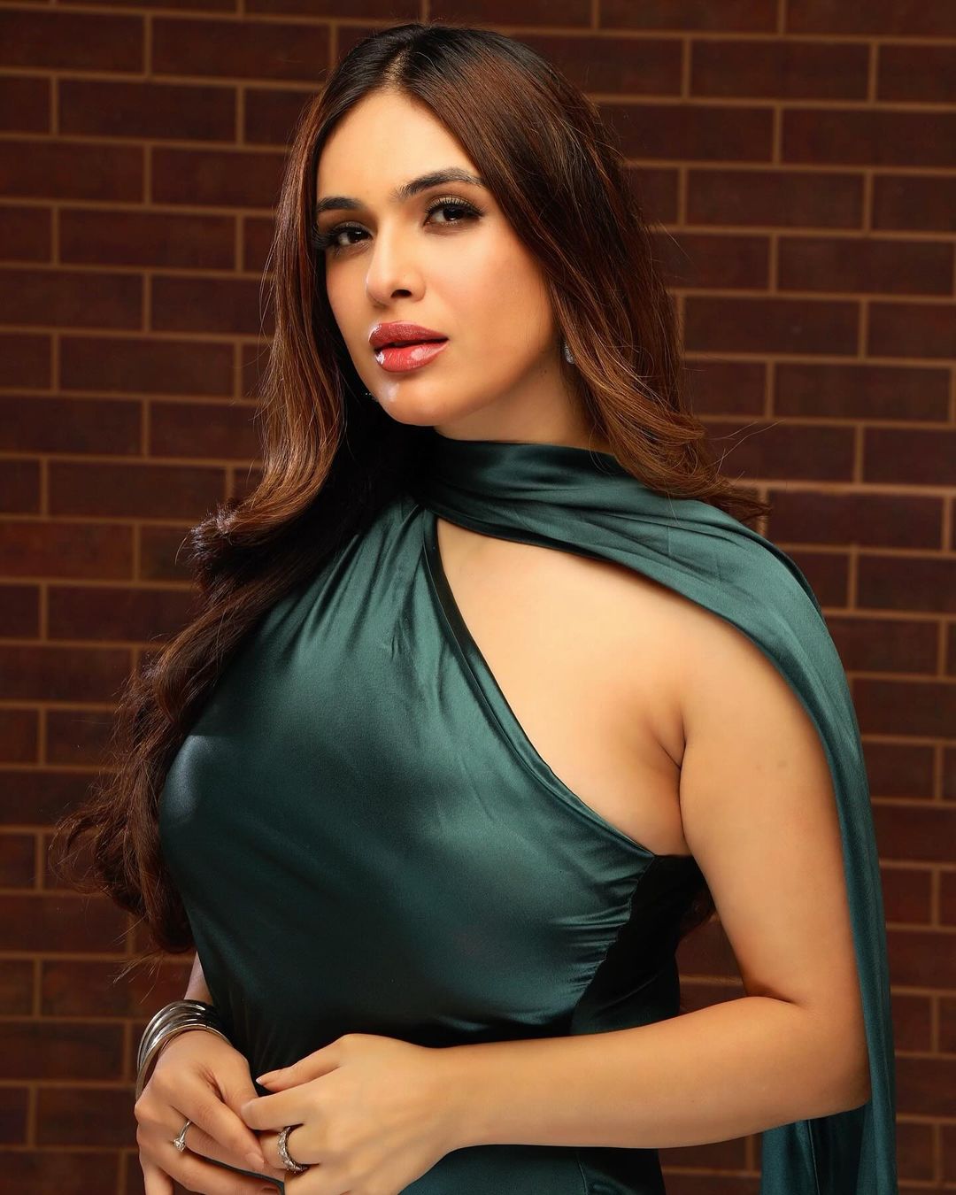 సోకుల విందుతో మైమరిపిస్తున్న నేహా మాలిక్ | Neha Malik Is Mesmerizing ...
