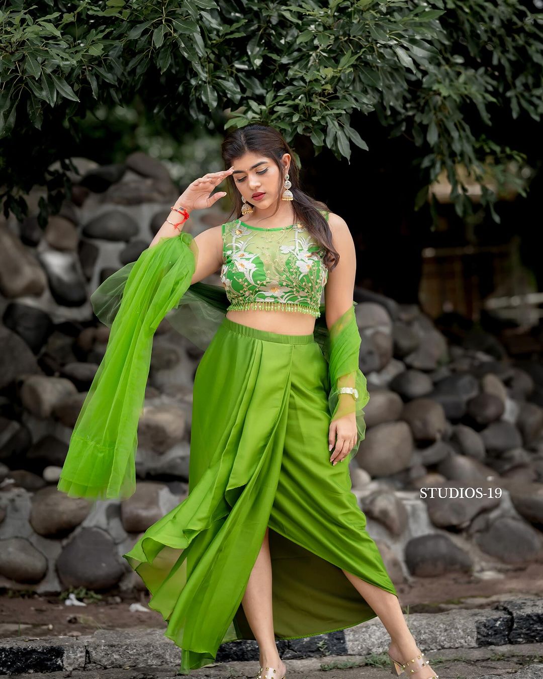 సోకుల విందుతో హీటెక్కిస్తున్న రీతూ చౌదరి.. డోస్ రెట్టింపు చేసి మరి ...