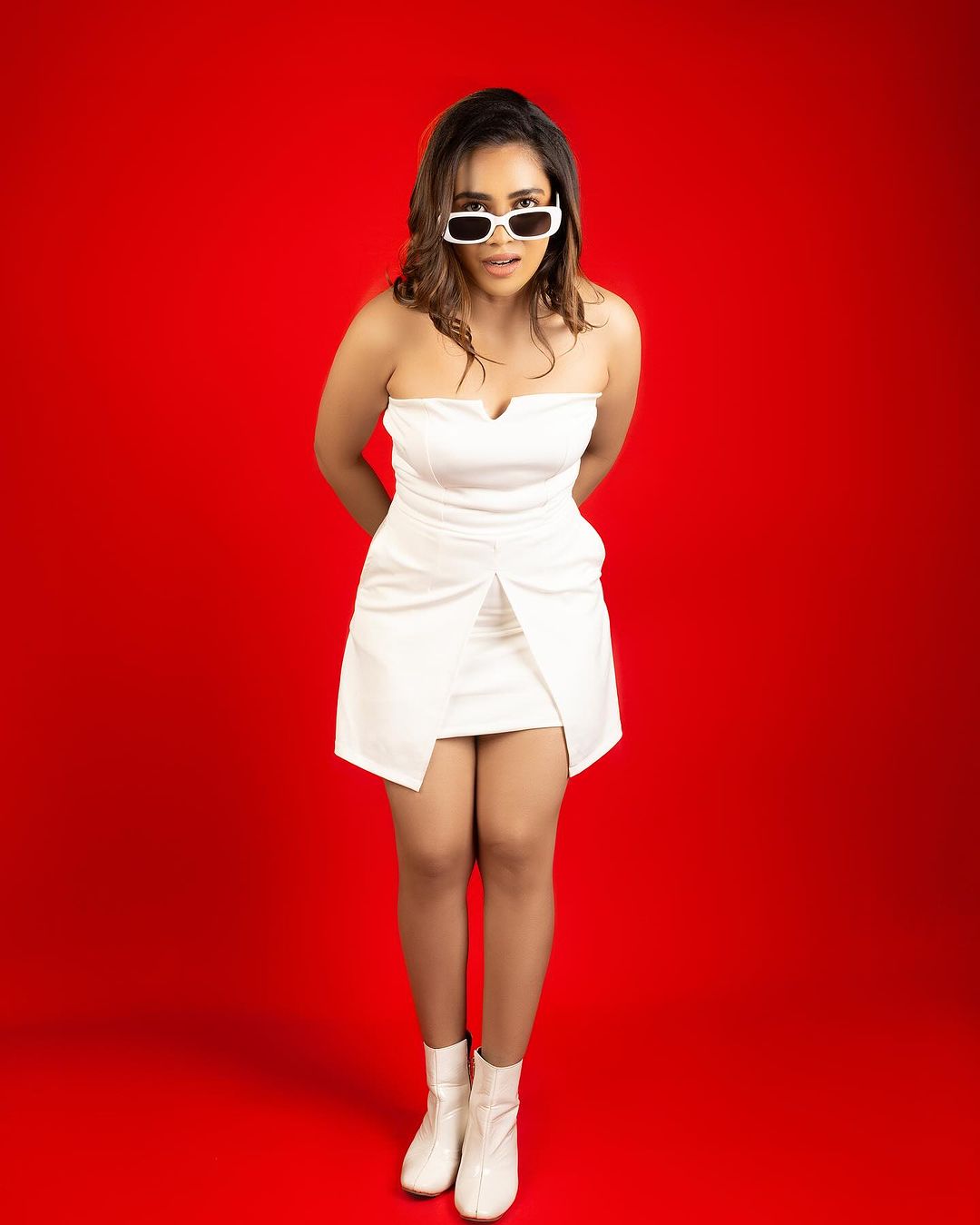 வைட் ஷர்டில் ஸ்டன்னிங் லுக்.. சீரியல் நடிகையின் லேட்டஸ்ட் போட்டோஷூட் ...