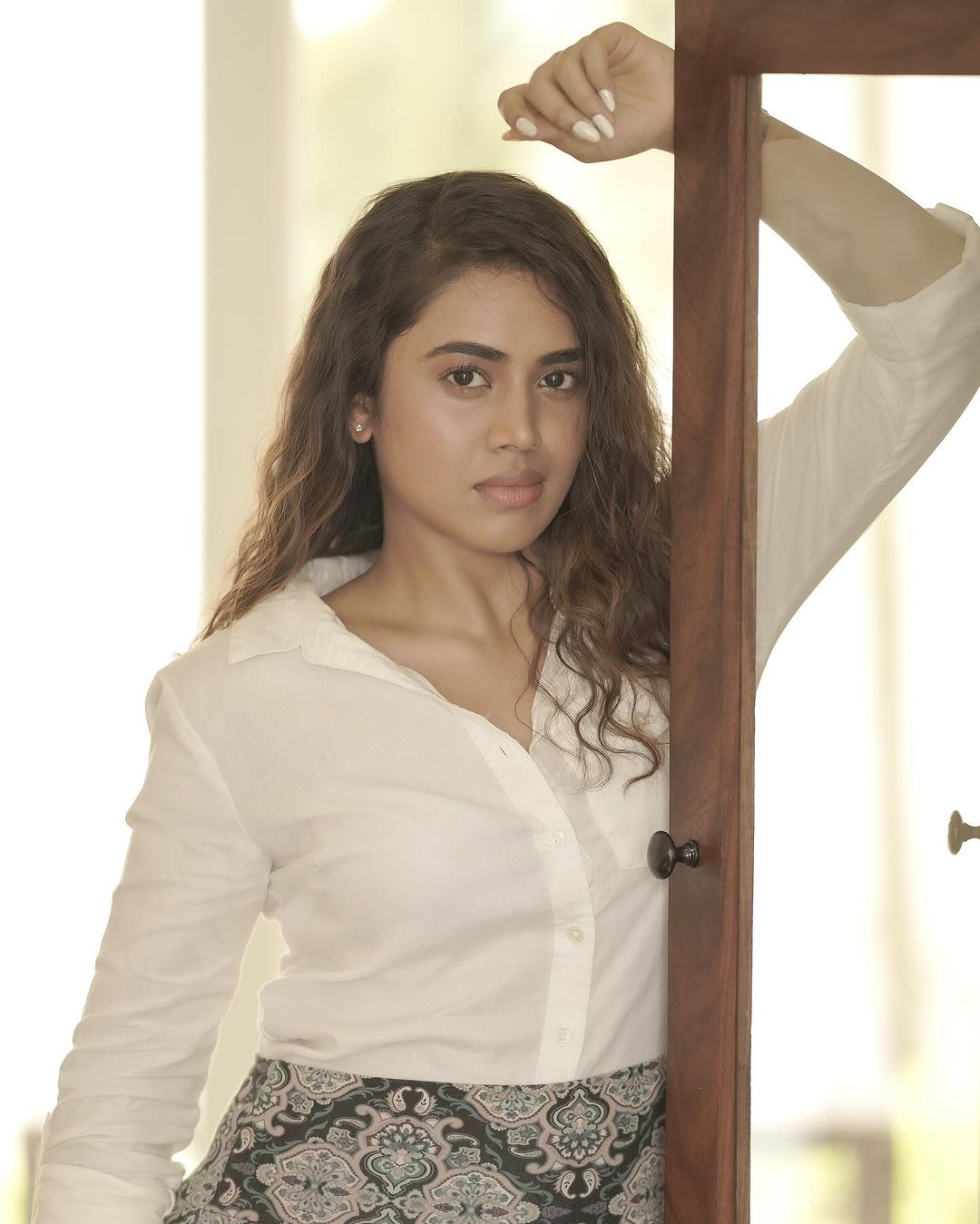 வைட் ஷர்டில் ஸ்டன்னிங் லுக்.. சீரியல் நடிகையின் லேட்டஸ்ட் போட்டோஷூட்! | Serial Actress Aarthi ...
