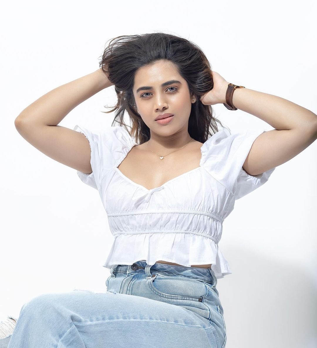 வைட் ஷர்டில் ஸ்டன்னிங் லுக்.. சீரியல் நடிகையின் லேட்டஸ்ட் போட்டோஷூட்! | Serial Actress Aarthi ...