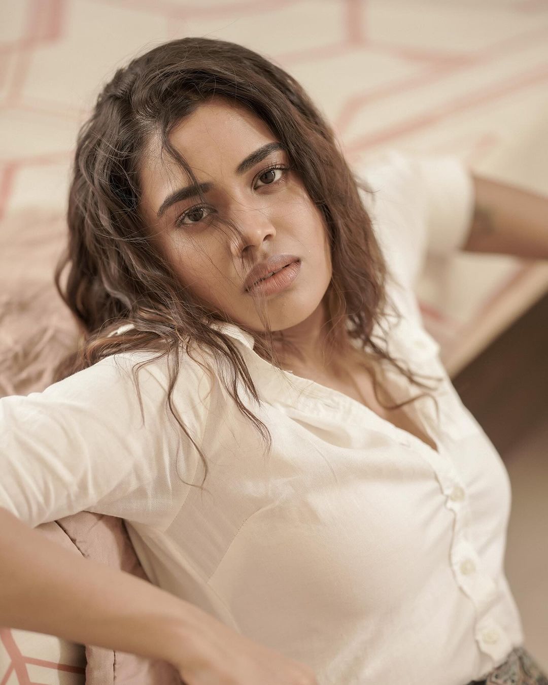 வைட் ஷர்டில் ஸ்டன்னிங் லுக்.. சீரியல் நடிகையின் லேட்டஸ்ட் போட்டோஷூட்! | Serial Actress Aarthi ...