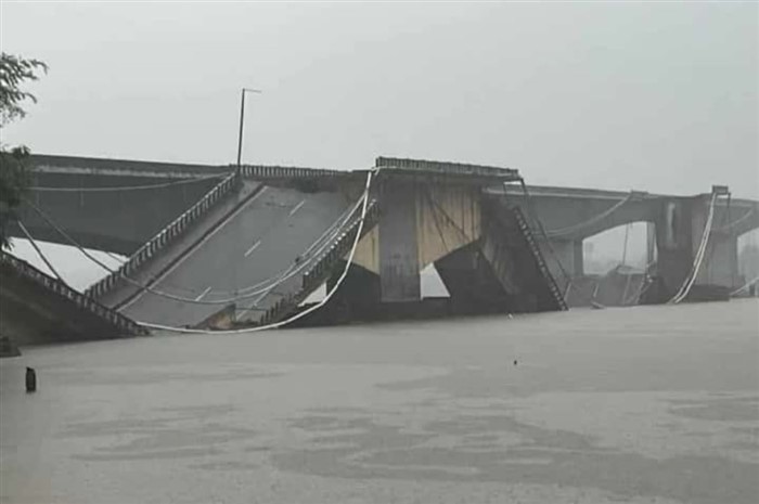 Karwar bridge collpase; ಕಾರವಾರದಲ್ಲಿ ಕುಸಿದು ಬಿದ್ದ ಕಾಳಿ ನದಿ ಸೇತುವೆ ...