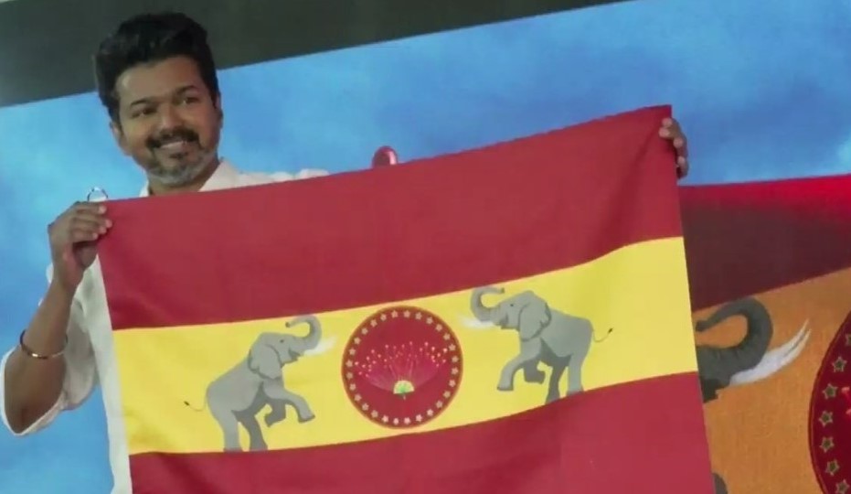 பிளிறும் யானைகள்+ வாகை பூ.. தமிழக வெற்றிக் கழகத்தின் கொடியை ...