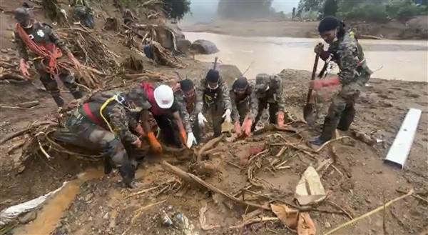 வயநாடு நிலச்சரிவு: 4வது நாளாக தொடரும் மீட்பு பணி.. போட்டோஸ்! | Wayanad ...