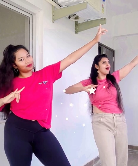 நடிகை கஸ்தூரிக்கு இவ்வளவு அழகான மகளா? ஹீரோயின் ரேஞ்சுக்கு ஜொலிக்கிறாங்களே.. ட்ரெண்டாகும் ...