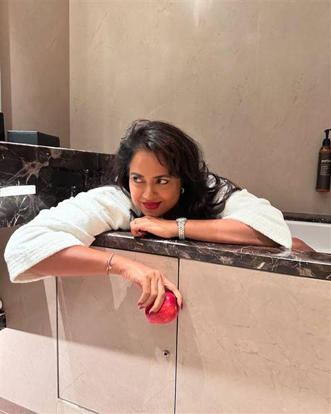 பாத் டப்பில் போட்டோஷூட் நடத்திய 'வேட்டை' பட நடிகை.. கையில் என்ன இருக்கு ...