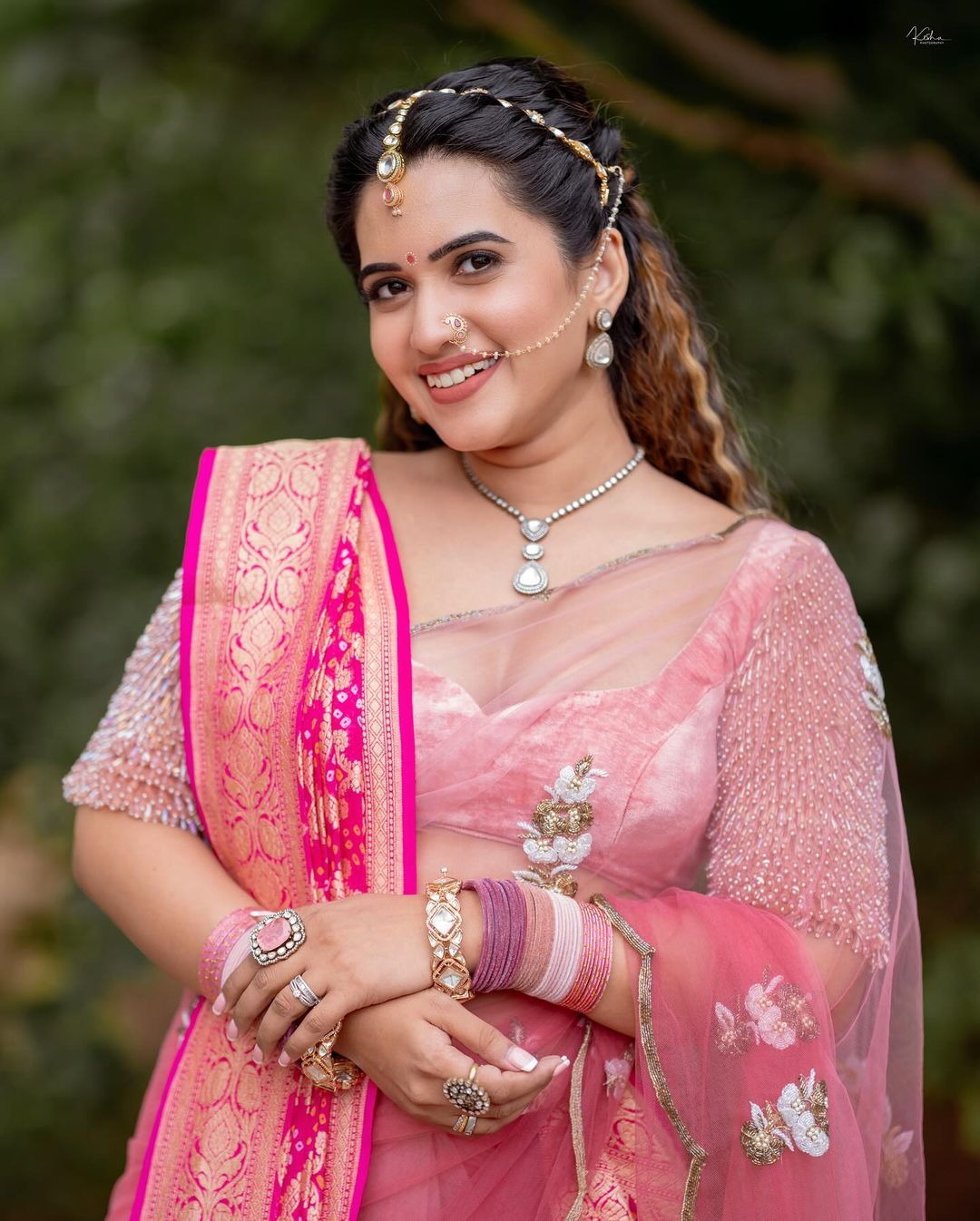 క్యూట్ లుక్స్‌తో కుర్రాళ్లను చిత్తు చేస్తున్న స్రవంతి చొక్కారపు. | Anchor Sravanthi Chokkarapu ...