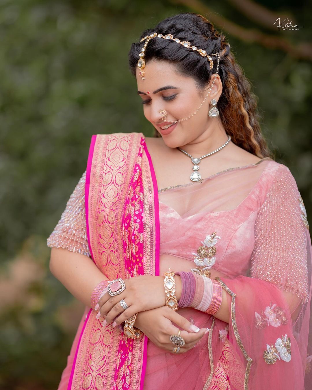 క్యూట్ లుక్స్‌తో కుర్రాళ్లను చిత్తు చేస్తున్న స్రవంతి చొక్కారపు ...