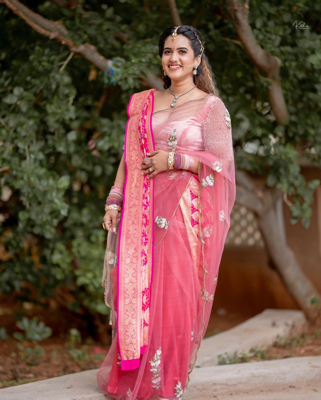 క్యూట్ లుక్స్‌తో కుర్రాళ్లను చిత్తు చేస్తున్న స్రవంతి చొక్కారపు ...