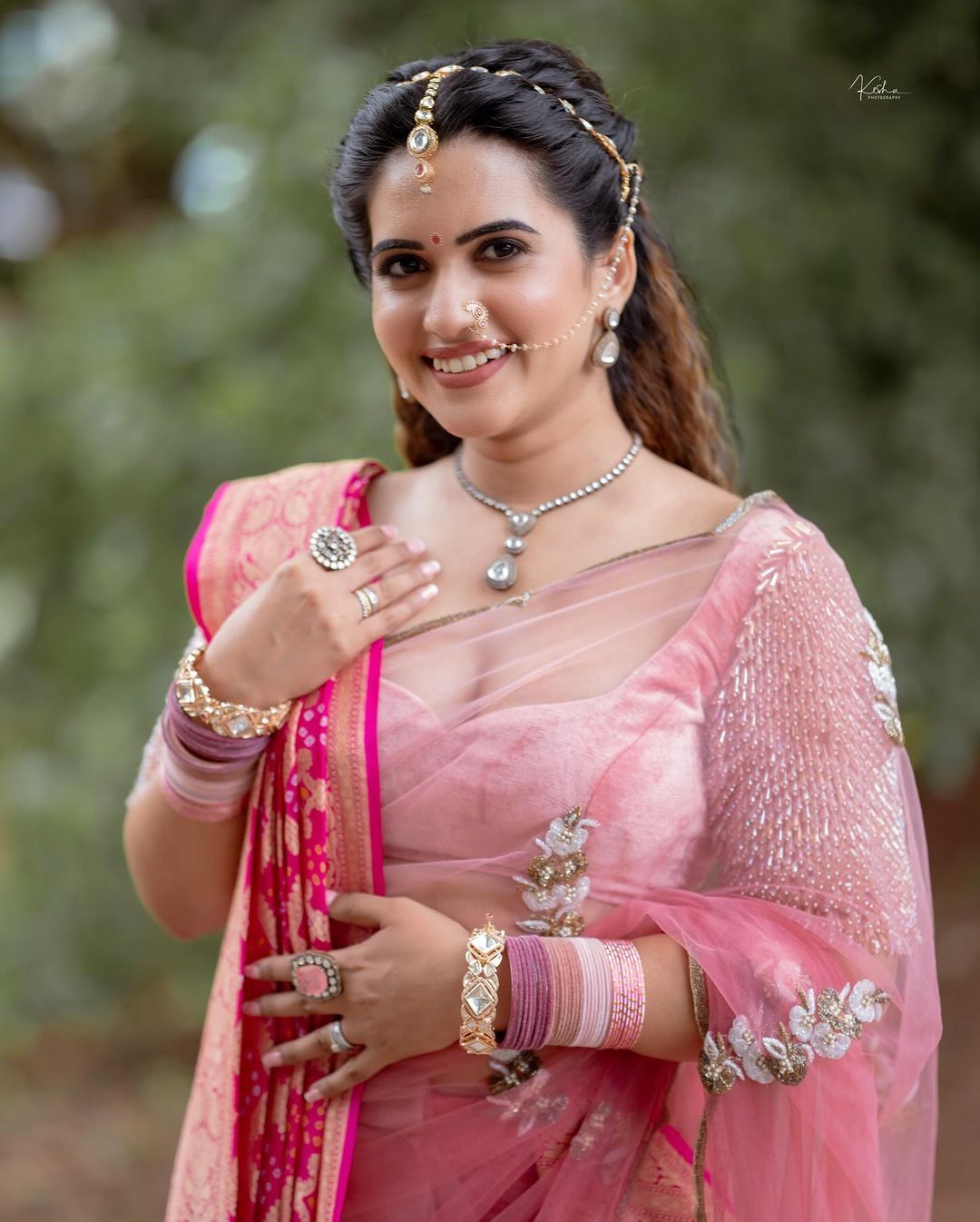 క్యూట్ లుక్స్‌తో కుర్రాళ్లను చిత్తు చేస్తున్న స్రవంతి చొక్కారపు ...