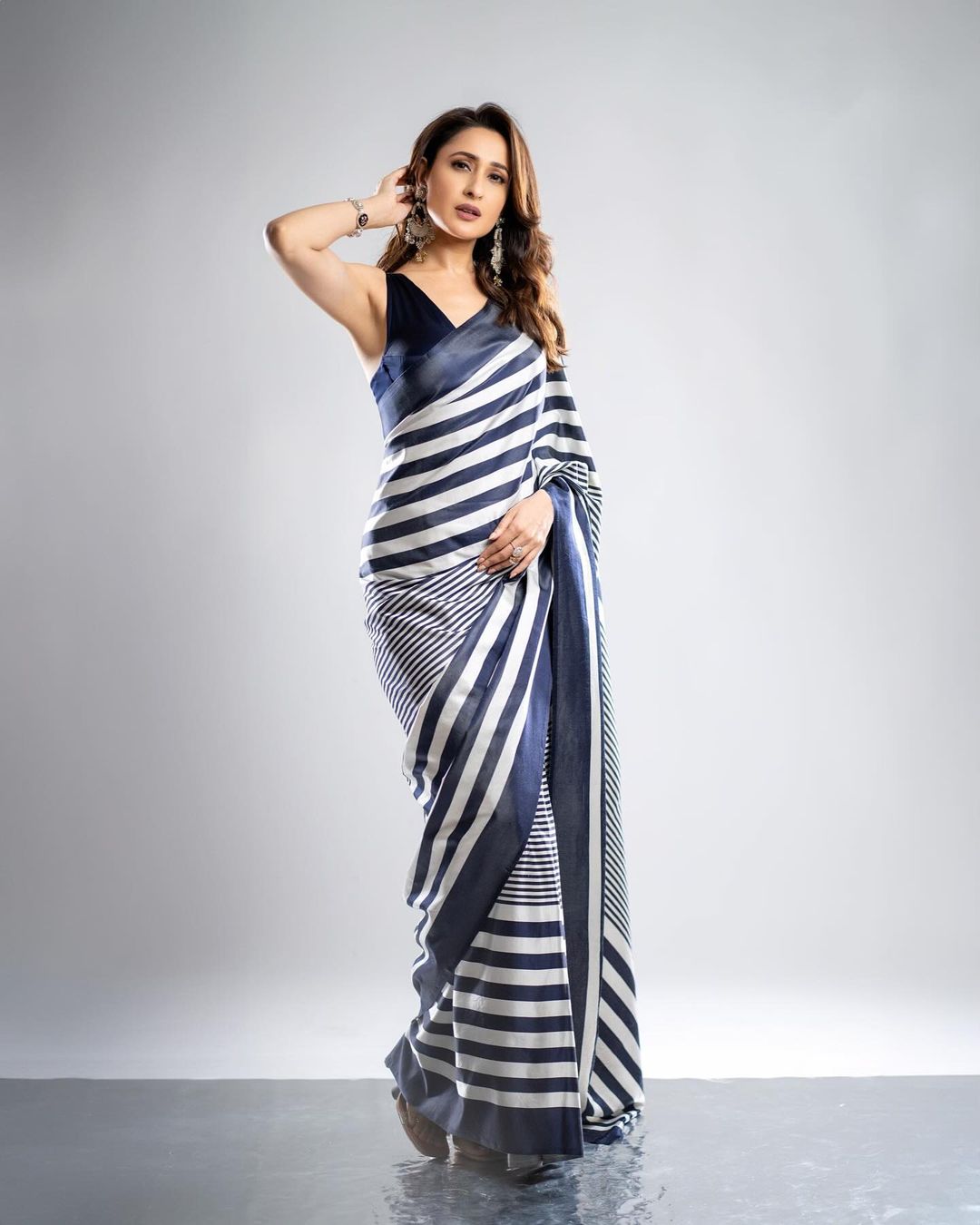 సొగసుల విందుతో సెగలు పుట్టిస్తున్న బాలయ్య బ్యూటీ ప్రగ్యా జైస్వాల్ ...