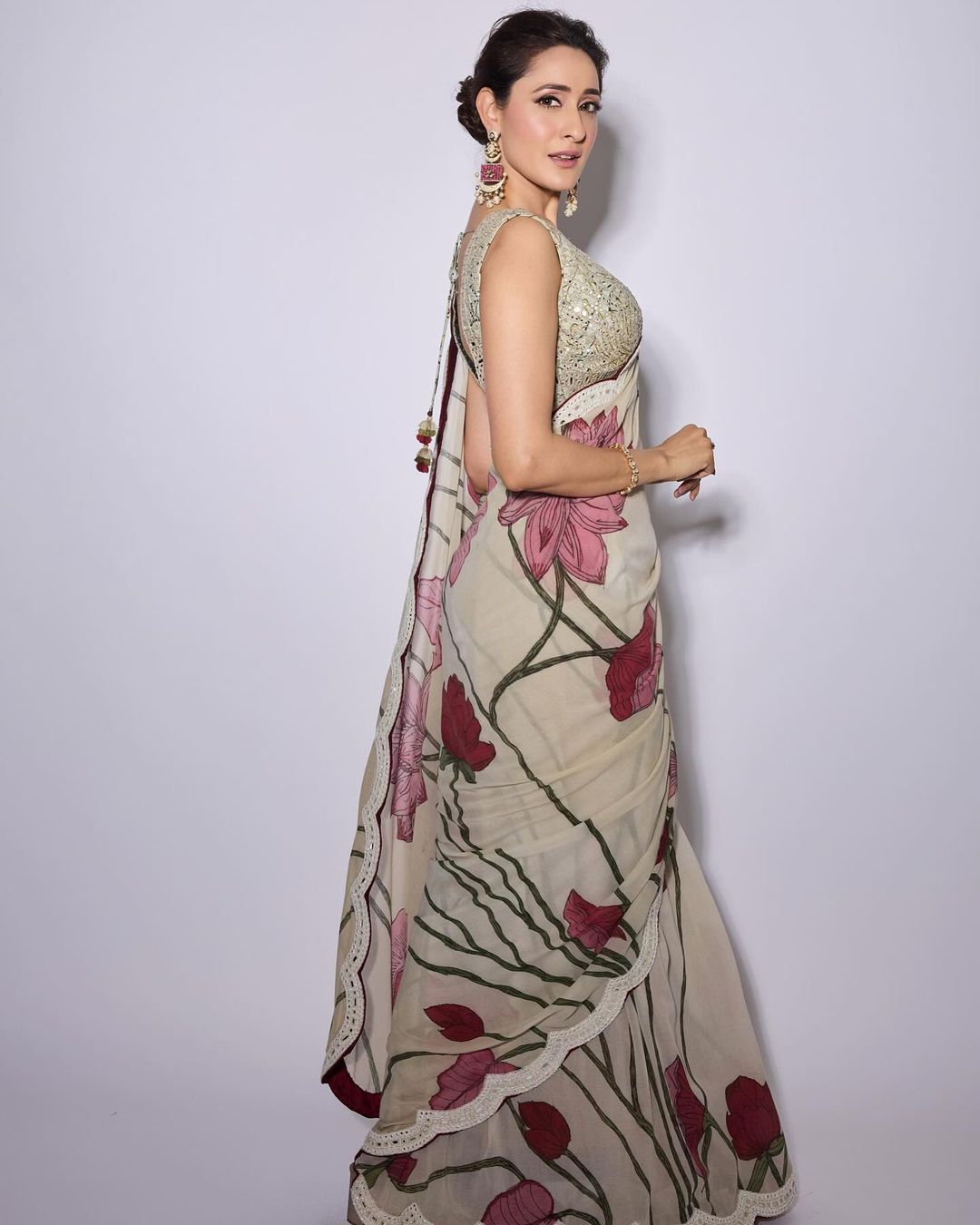 సొగసుల విందుతో సెగలు పుట్టిస్తున్న బాలయ్య బ్యూటీ ప్రగ్యా జైస్వాల్ ...