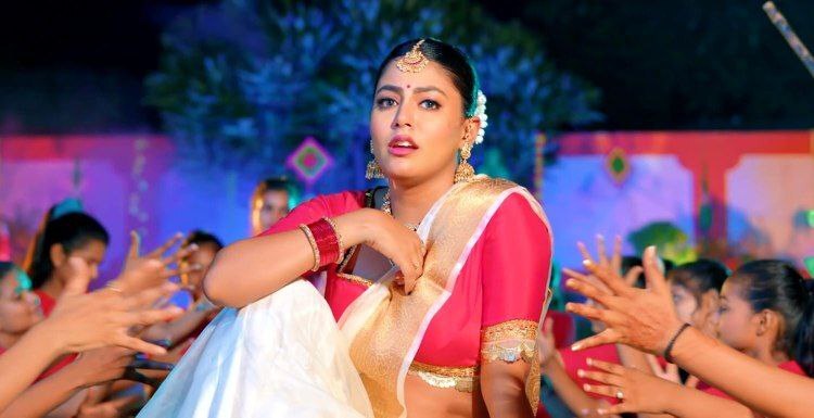 Bhojpuri Song: माही का नया गाना 'मुसुकिये प मरे लगले' रिलीज़, शिवानी सिंह ने बिखेरा आवाज़ का ...