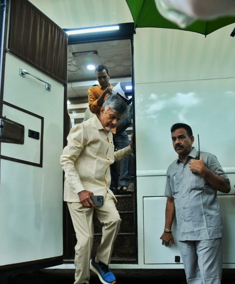 విజయవాడలోని వరద ప్రభావిత ప్రాంతాల్లో సీఎం చంద్రబాబు పర్యటన | CM Chandrababu's Visit To The Flood ...