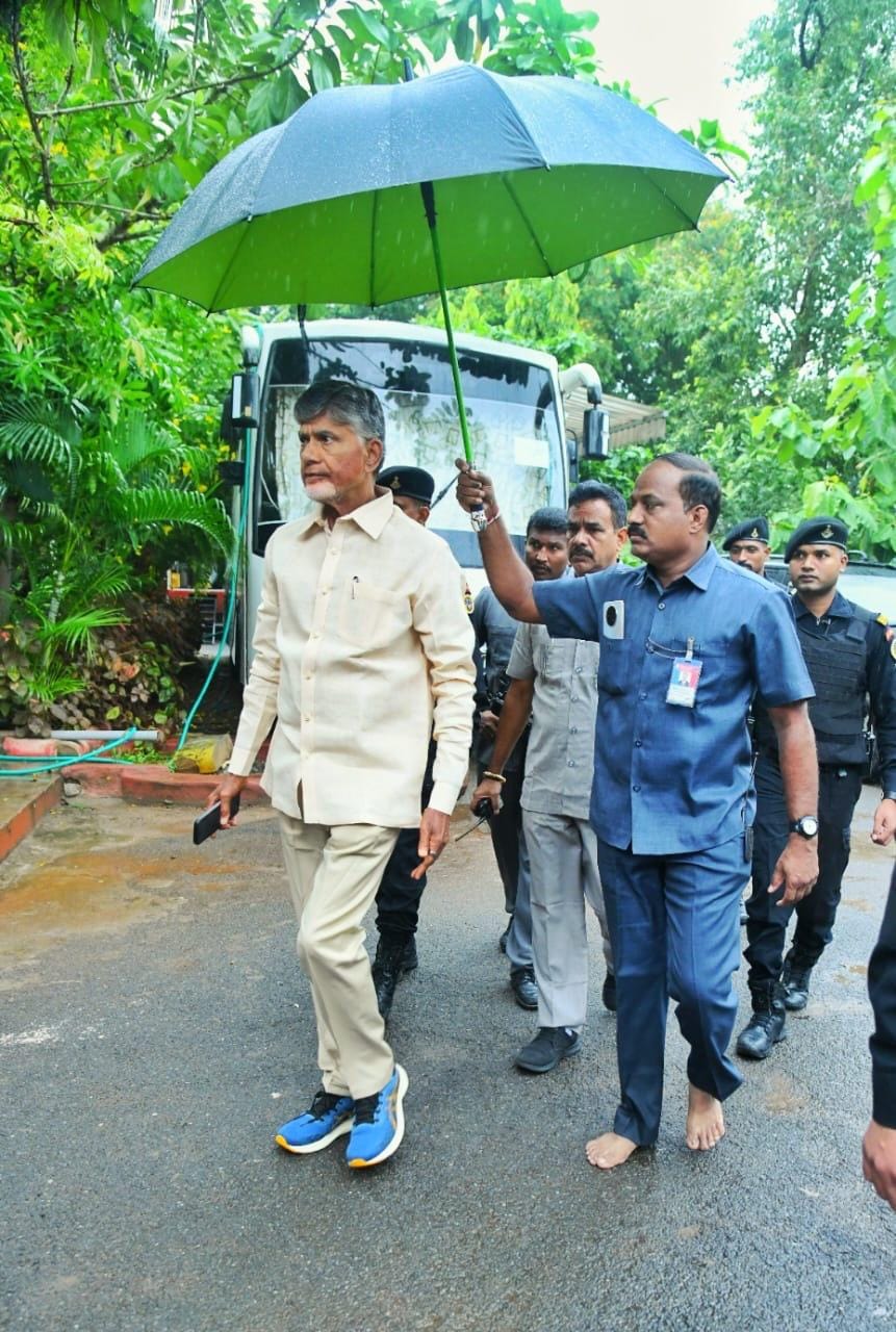 విజయవాడలోని వరద ప్రభావిత ప్రాంతాల్లో సీఎం చంద్రబాబు పర్యటన | CM Chandrababu's Visit To The Flood ...