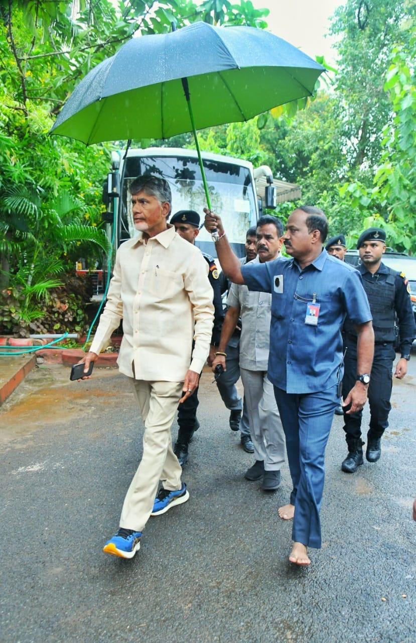 విజయవాడలోని వరద ప్రభావిత ప్రాంతాల్లో సీఎం చంద్రబాబు పర్యటన | CM Chandrababu's Visit To The Flood ...