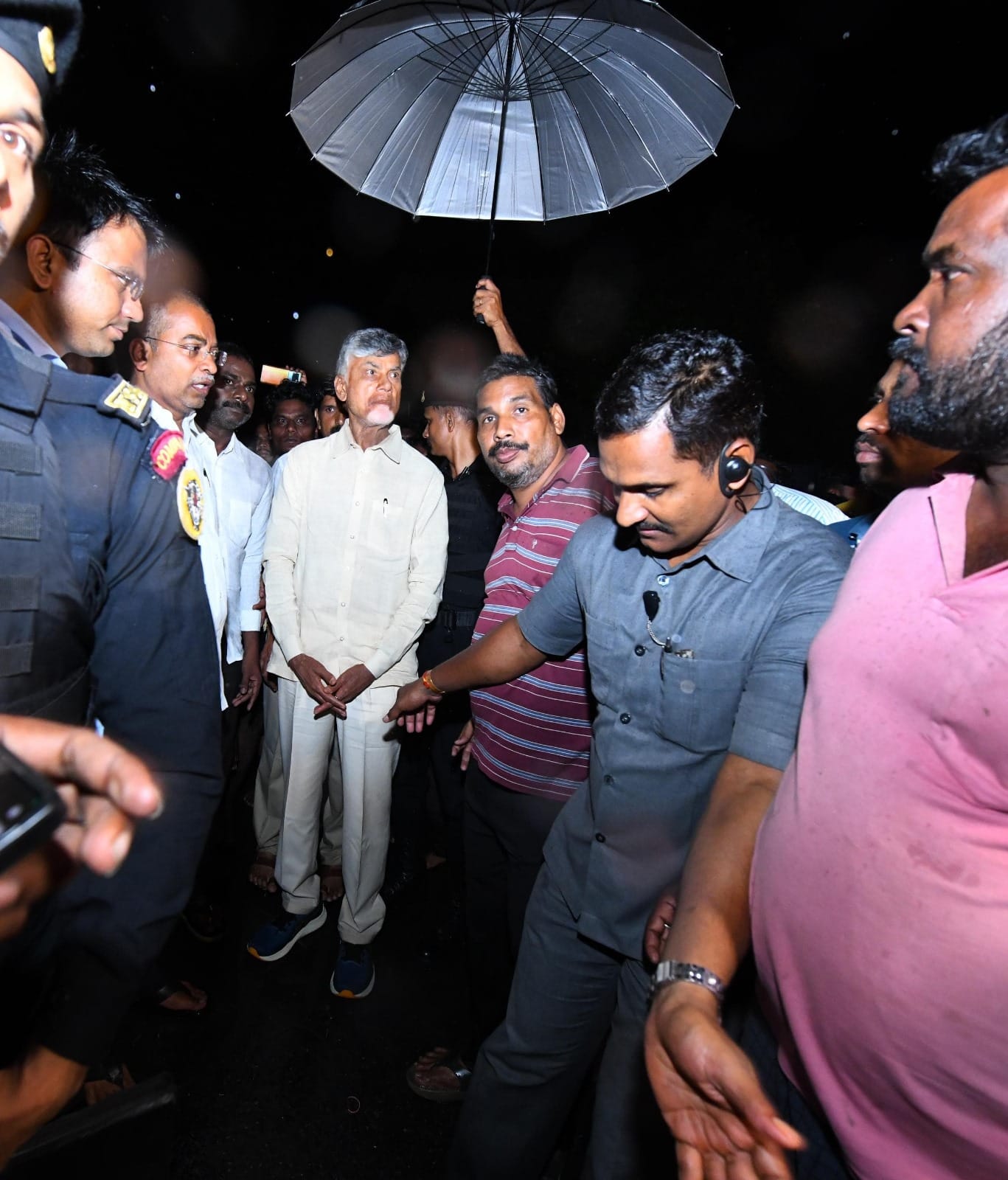 విజయవాడలోని వరద ప్రభావిత ప్రాంతాల్లో సీఎం చంద్రబాబు పర్యటన | CM Chandrababu's Visit To The Flood ...