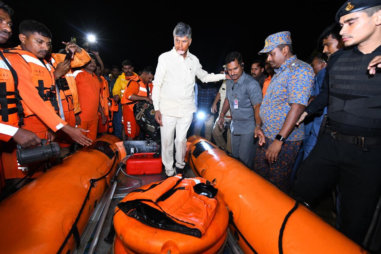 విజయవాడలోని వరద ప్రభావిత ప్రాంతాల్లో సీఎం చంద్రబాబు పర్యటన | CM Chandrababu's Visit To The Flood ...
