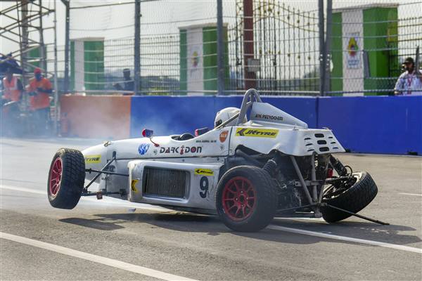 தெற்காசியாவில் முதல் முறை.. பிரமாண்டமாக நடந்து முடிந்த ஃபார்முலா 4 கார் ...